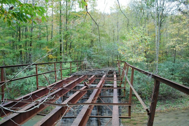 Bridge skeleton near Devoinia TN - Photorator